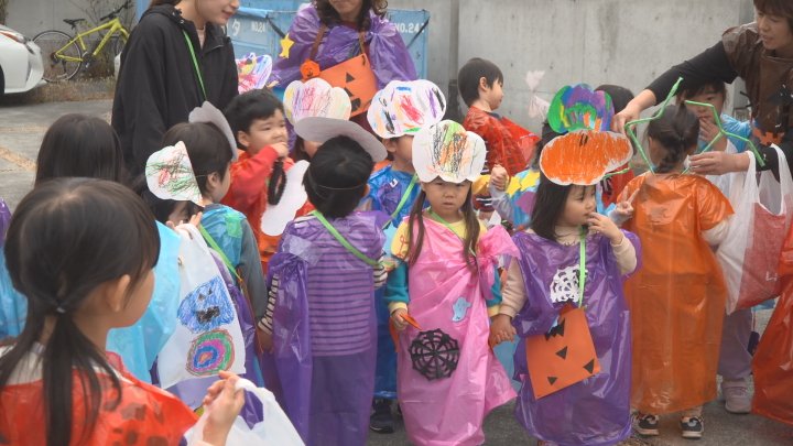 「ハッピーハロウィーン」 子どもたちが手作り衣装で商店街をパレード 甲府市・朝日通り商店街（UTYニュース）｜dメニューニュース（NTTドコモ）