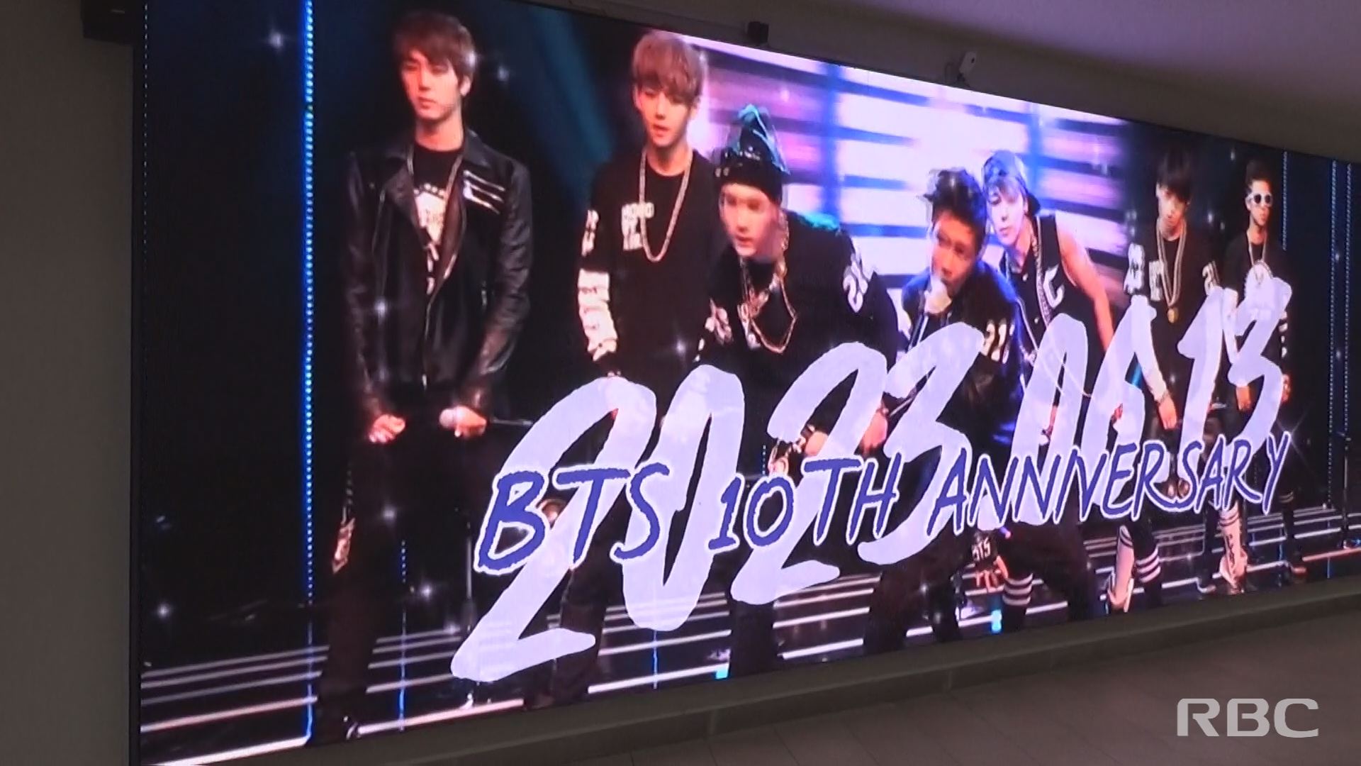 『BTS』がデビュー10周年 沖縄のARMYがグループの誕生を祝うセンイル広告を配信 | TBS NEWS DIG