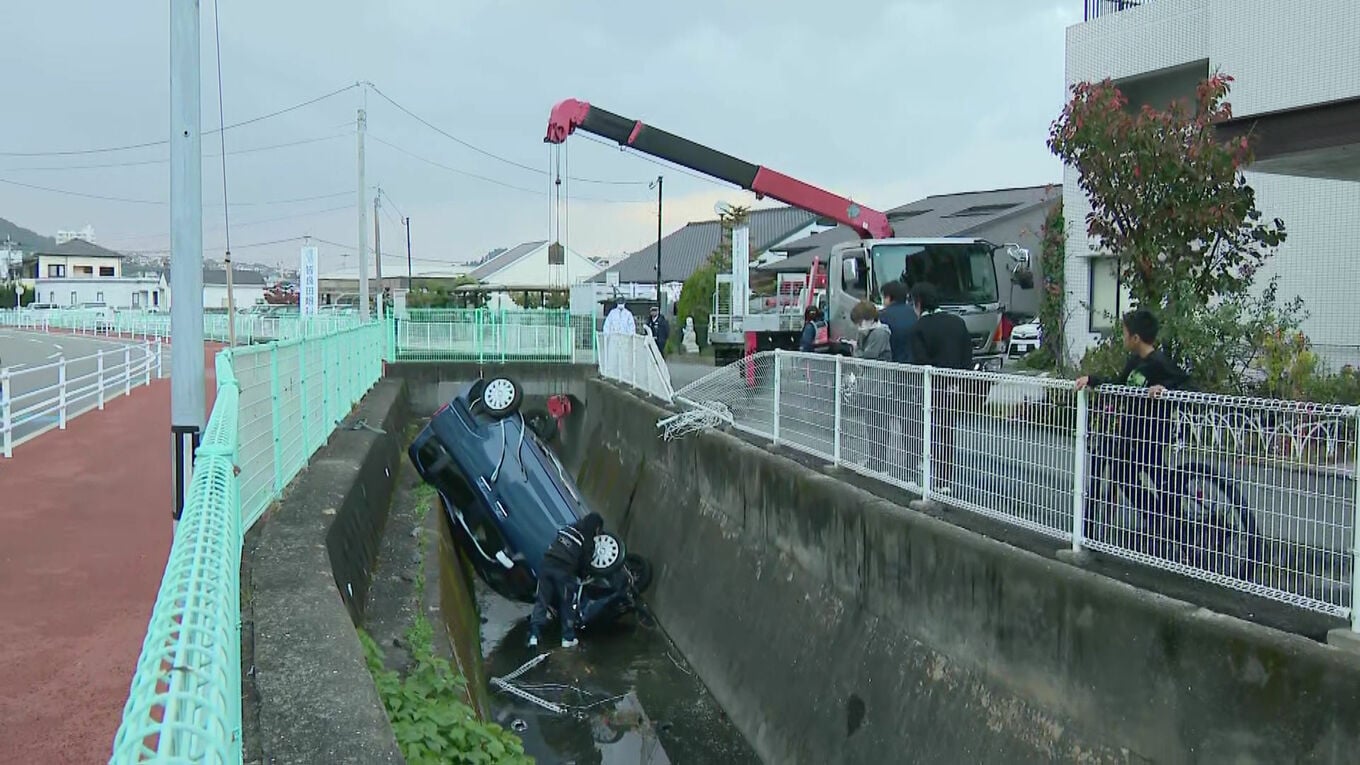 「車が側溝に落ち込んだ」軽乗用車が用水路に転落 車内の50代女性2人を救助 意識あり 福岡市 | 福岡のニュース｜RKB NEWS｜RKB毎日放送 (1ページ)