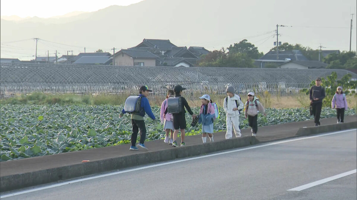 「寒くて上着を初めて着ました」各地で今季一番の冷え込み 内陸では11月中旬並みに 福岡市でもコート着て通勤する人の姿（RKB）｜dメニューニュース（NTTドコモ）