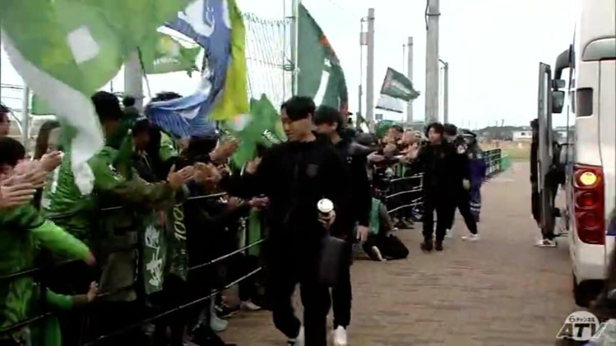 【速報】サッカーJ3ヴァンラーレ八戸がクラブ史上初のJ2昇格かけカマタマーレ讃岐とホーム最終戦 午後1時過ぎのキックオフ前にスタジアムは大盛り上がり | TBS NEWS DIG (1ページ)