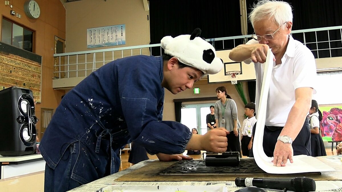 「みんなで作り上げた」 画家・石村嘉成さんが小学校で児童といっしょに版画制作【岡山】（RSK山陽放送）｜dメニューニュース（NTTドコモ）