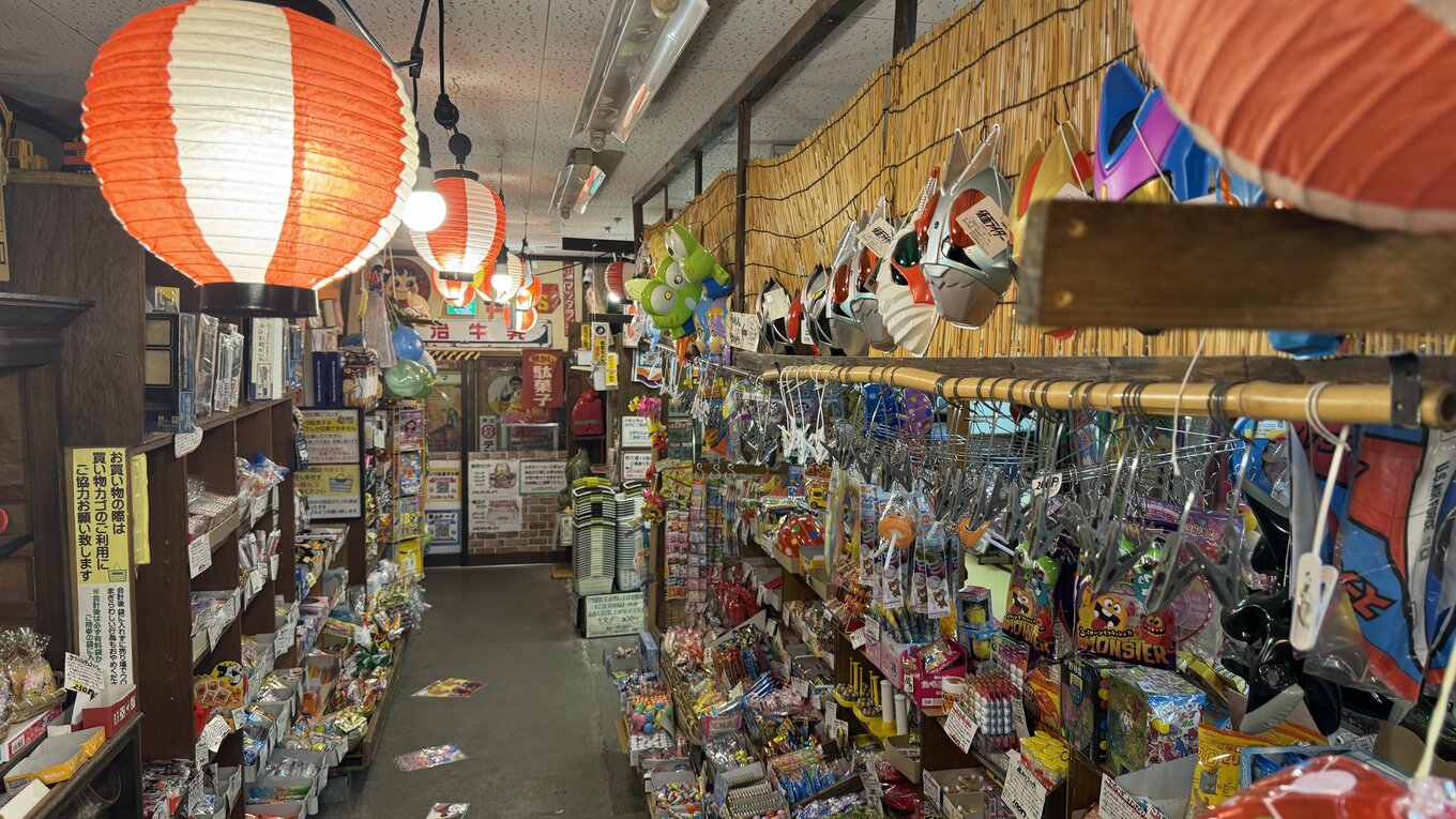 「現金を使えない子が増えた」“新潟唯一の問屋”を継いだ駄菓子屋店主が日々感じる“現代の子ども”と時代を超えて続く“小さな社会” | TBS ...