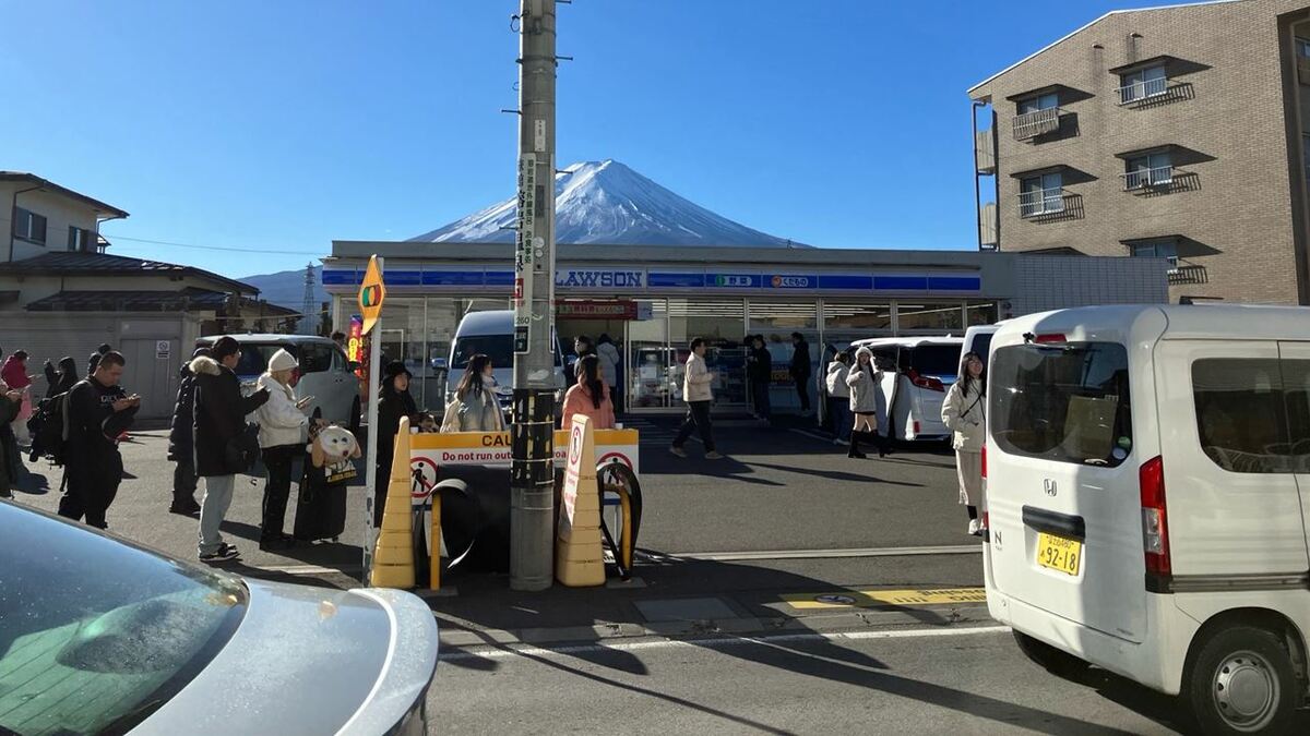 コンビニ富士山 店舗側の歩道で柵の設置工事はじまる | TBS NEWS DIG (1ページ)