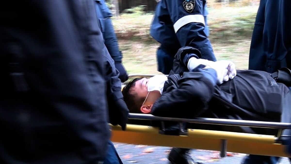 紅葉シーズンに合わせ...登山者の遭難に備え警察が山岳救助訓練 応急処置や搬送の手順を確認【岡山・新庄村】（RSK山陽放送）｜dメニューニュース（NTTドコモ）