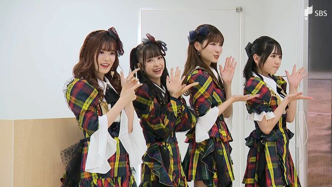 AKB48が“静岡空港”に立つ 到着口に巨大ロールスクリーン登場！ 人気アイドルが国内外にPRする理由 | TBS NEWS DIG