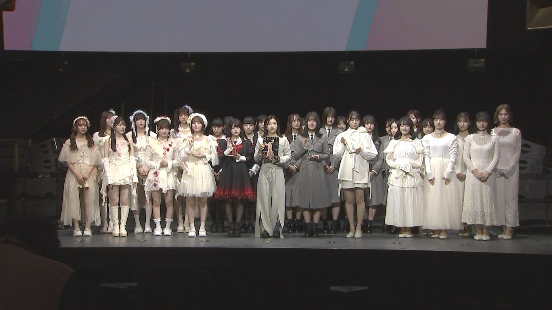 fav me 】 FRUITS ZIPPER後輩 デビュー前に早くも「ディグ・ニュー・アイコン・アワード」受賞 SNS総フォロワー数160万人超え｜ニフティニュース