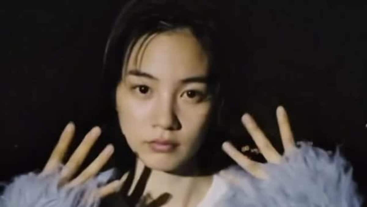 【のん】ふわふわファーのジャケット姿で夜の街に 2026年カレンダー オフショットを公開 | TBS NEWS DIG