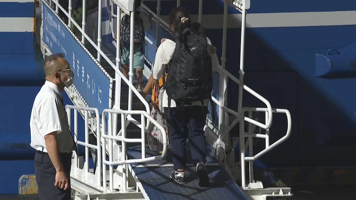 地震続く悪石島 島外避難の小中学生ら16人がフェリーで帰島「支援にお礼を言いたい」 鹿児島 | TBS NEWS DIG