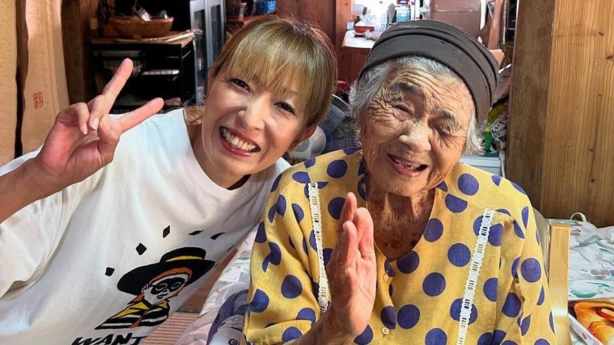 【MAX・REINA】94歳、祖母との2ショットを公開「食事もちゃんと食べれる自慢のおばあちゃん」 | TBS NEWS DIG