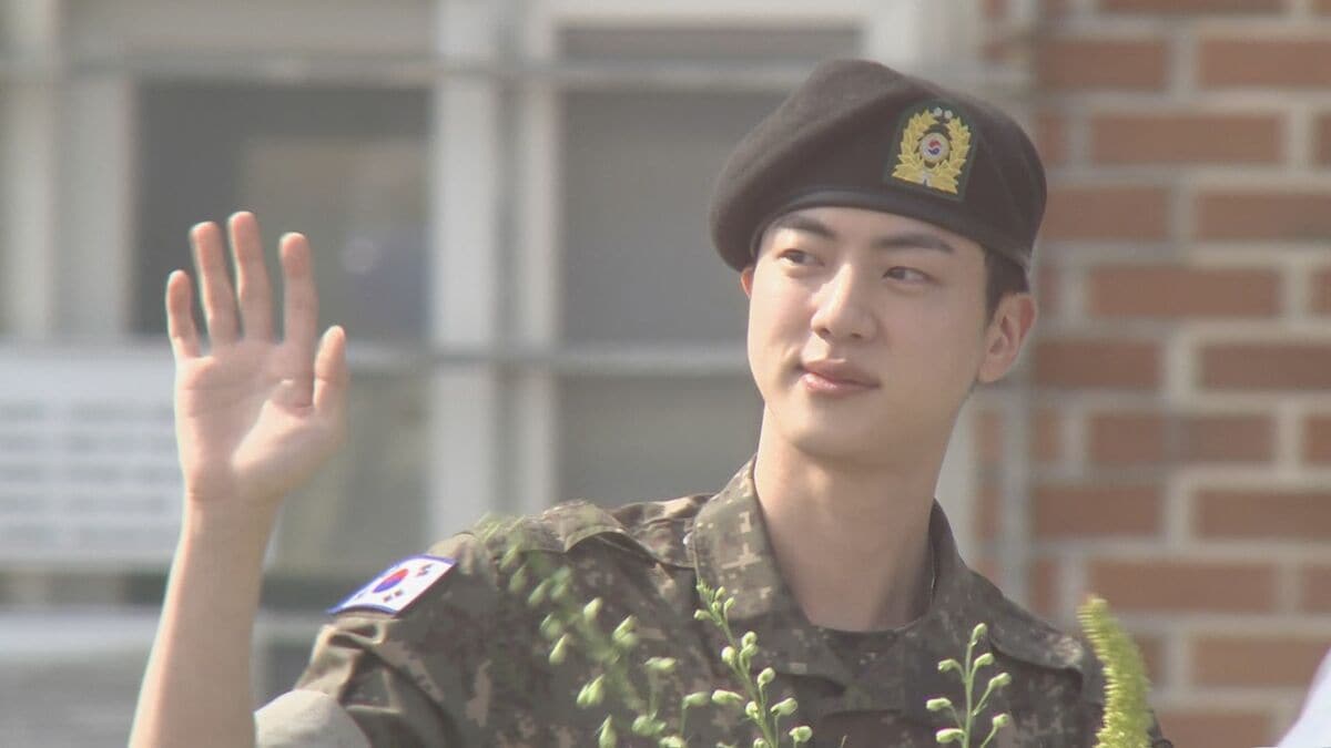 「BTS」メンバーJINさん 1年半の兵役終え施設を後に メンバーたちが出迎え | TBS NEWS DIG