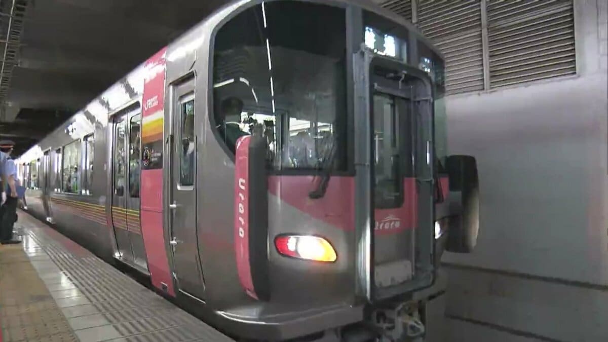 エリアでは20年ぶりの新型車両となるJRの227系「Urara」運行開始 大勢のファンや乗客が門出見守る【岡山】 | TBS NEWS DIG フォトギャラリー