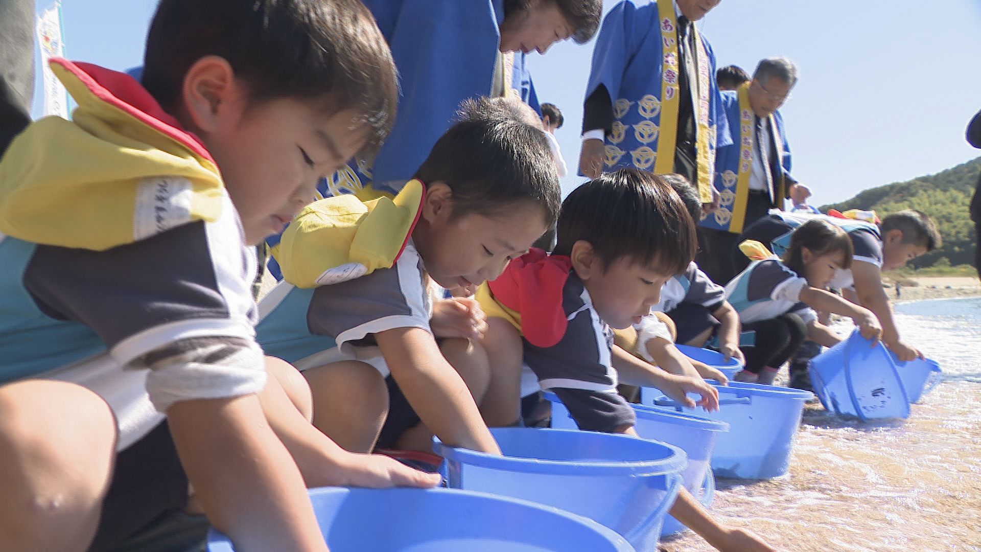 クルマエビ養殖発祥の地 山口・秋穂のエビに感謝 供養祭で園児が放流 | TBS NEWS DIG フォトギャラリー