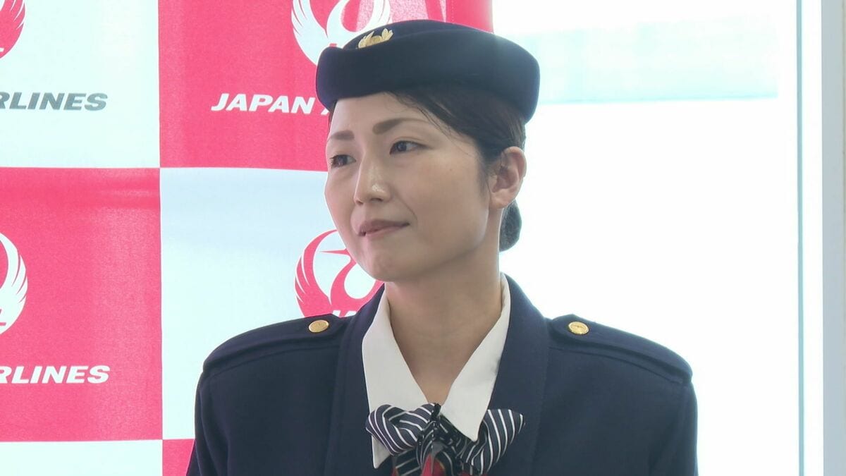JAL大分ー伊丹線就航30周年 スタッフが当時の制服着用 搭乗客に記念品を贈呈 | TBS NEWS DIG