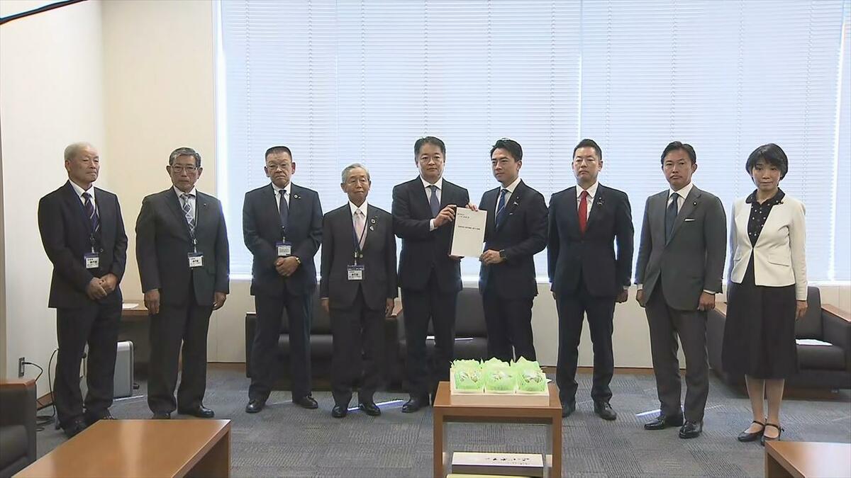 「国際市場で競い合える環境を」小泉進次郎農水大臣に知事が要請 シャインマスカットの輸出拡大を求める 山梨（UTYニュース）｜dメニューニュース（NTTドコモ）