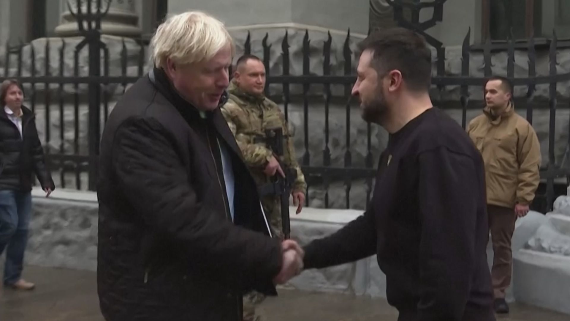 英・ジョンソン元首相がウクライナ訪問 ゼレンスキー大統領と会談「必要な全ての武器を供与すべき」 | TBS NEWS DIG