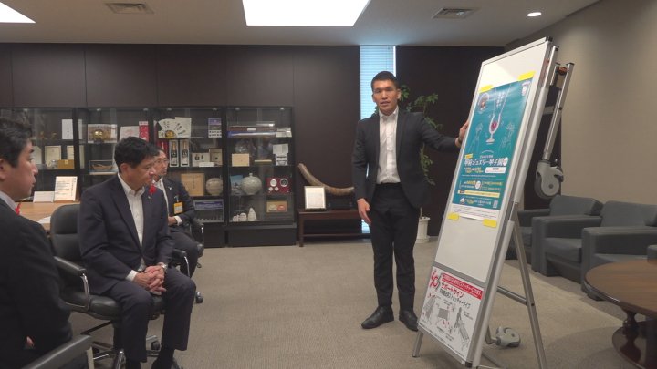 スタンド看板 緊急時は救護用ストレッチャー 変身する看板を開発メーカーが寄付 甲府市（UTYニュース）｜dメニューニュース（NTTドコモ）