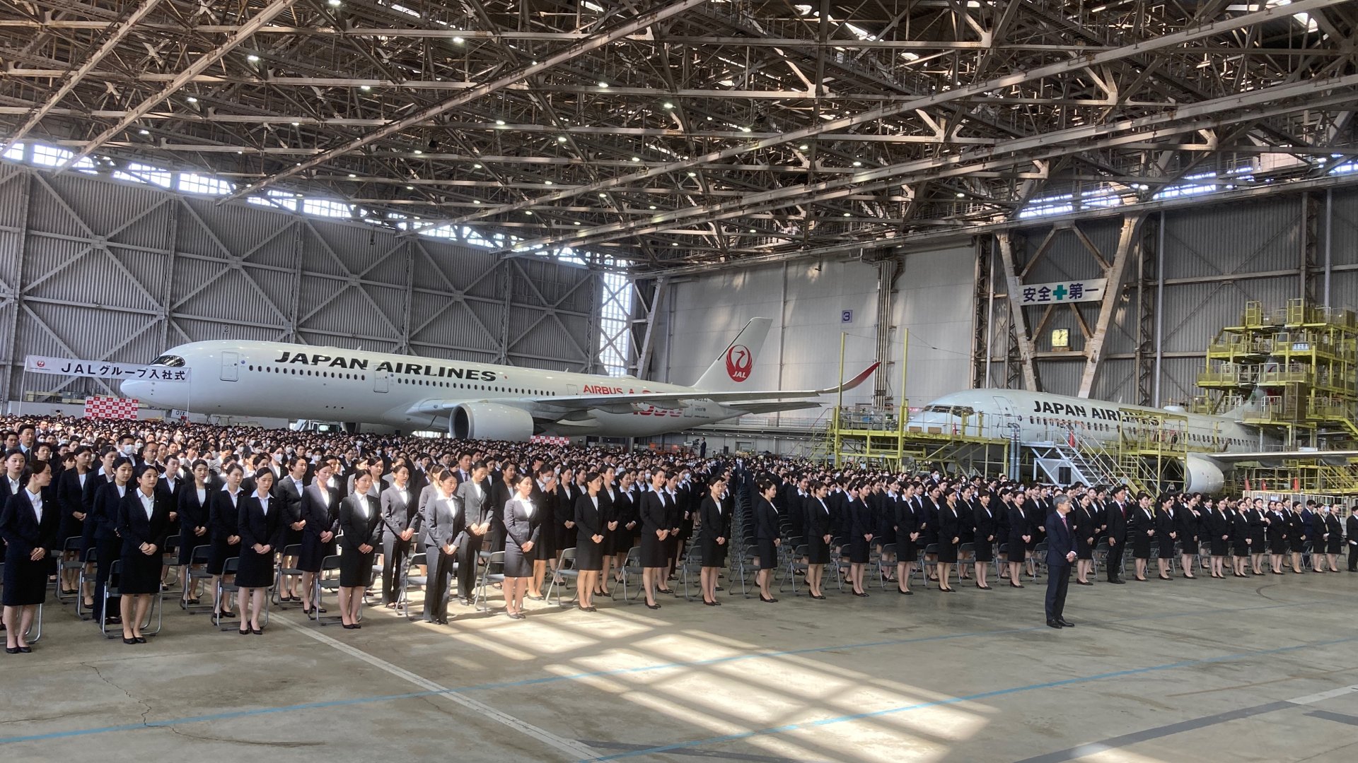 JAL 4年ぶりの「グループ全体入社式」に2000人参加 新入社員は「コロナ禍での学び活かし果敢に挑戦」 | TBS NEWS DIG