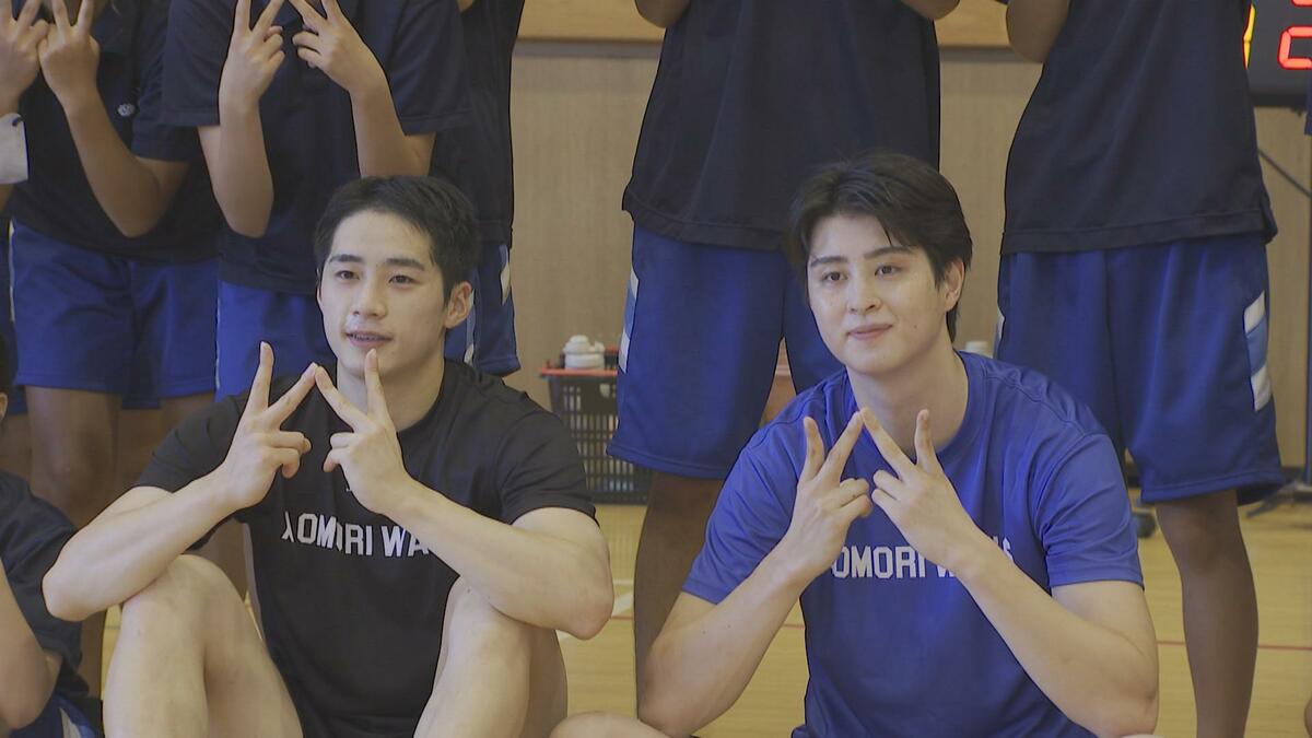 プロバスケB2リーグ「青森ワッツ」浅井修伍 選手と大髙祐哉 選手が中学校でバスケットボール教室 華麗なパス・ドリブル 見事なスリーポイントシュートに生徒たちも大盛り上がり | TBS NEWS DIG