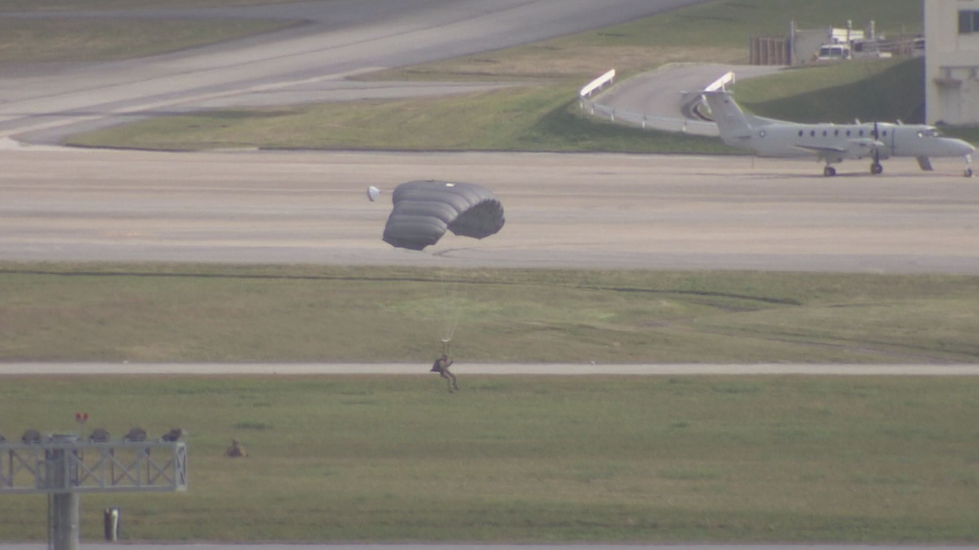 嘉手納と伊江島でパラシュート訓練の米軍 県が抗議も「日米で確認済み」「準備とか仕様の違い」と不十分な説明 | TBS NEWS DIG