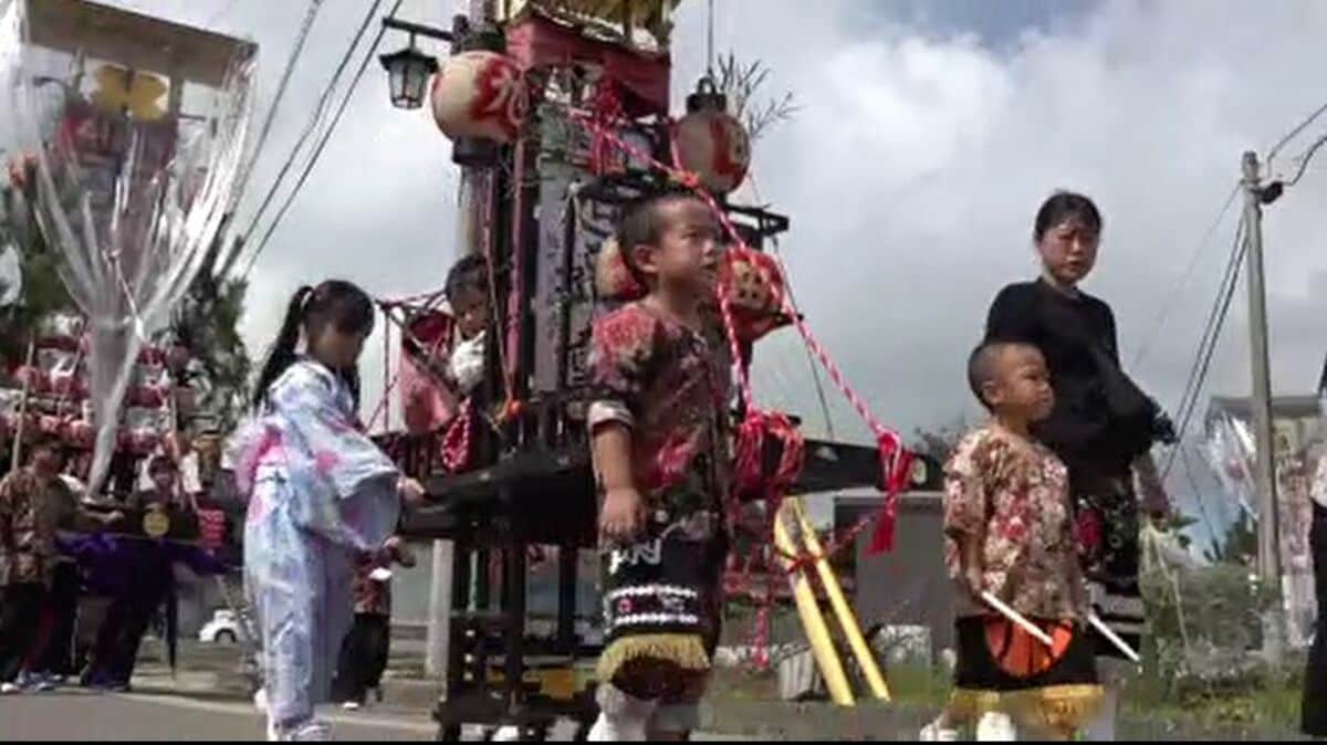 能登半島地震を経て2年ぶりに金箔などが施された豪華なキリコが巡行 豪華絢爛な蛸島キリコ祭り 「早船狂言」も上演 石川・珠洲市 | TBS ...