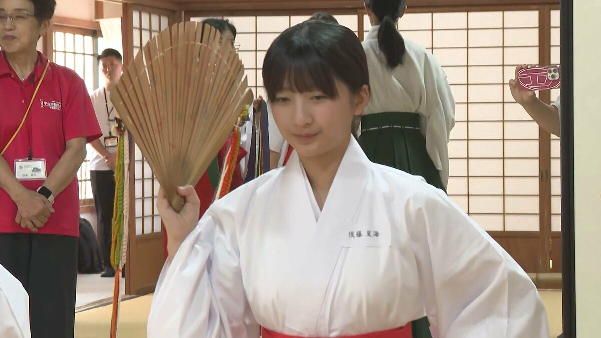 宇佐神宮で巫女の装束をまとい、玉串を奉げる作法を体験 創建1300年記念行事 大分 | TBS NEWS DIG