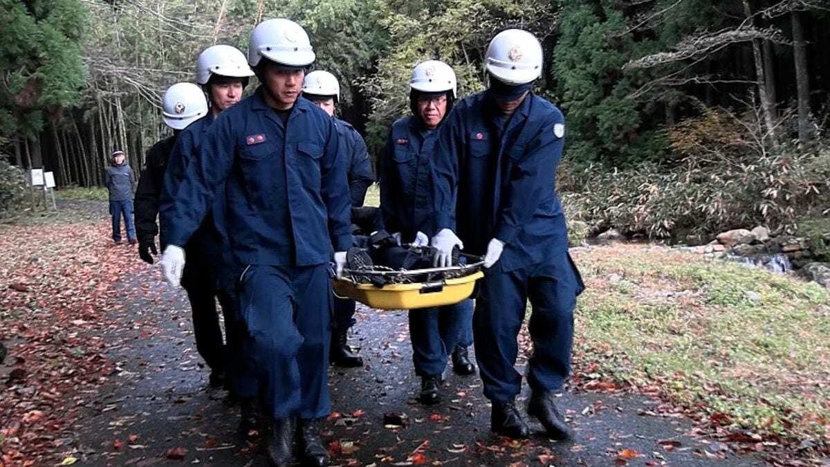 紅葉シーズンに合わせ...登山者の遭難に備え警察が山岳救助訓練 応急処置や搬送の手順を確認【岡山・新庄村】（RSK山陽放送）｜dメニューニュース（NTTドコモ）
