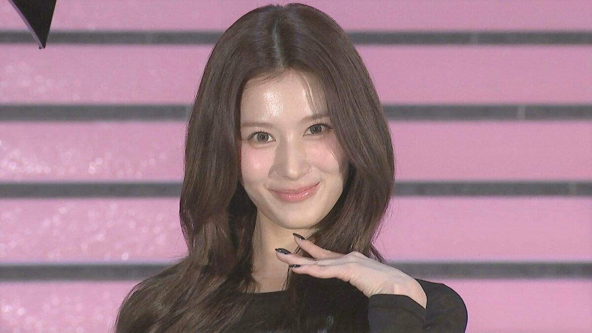 TWICE・SANA 】 黒レザーのミニスカートで表参道ヒルズに降臨 「心地よく自分らしくいられるリップが好きです」 抜群のスタイルで会場を陶酔させる | TBS NEWS DIG フォトギャラリー