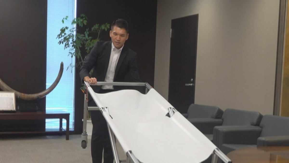 スタンド看板 緊急時は救護用ストレッチャー 変身する看板を開発メーカーが寄付 甲府市（UTYニュース）｜dメニューニュース（NTTドコモ）