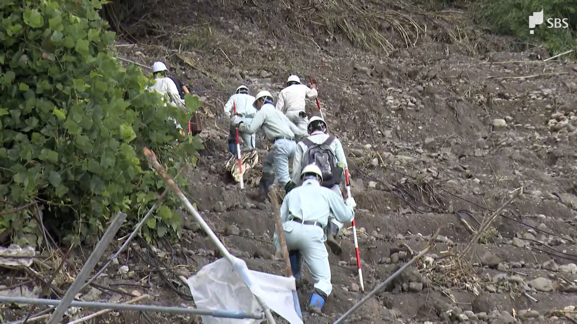 大雨で土砂崩れ 復旧作業開始めど立たず 約50基の墓や斜面のイチゴのビニールハウスが被害＝静岡市(SBS NEWS) - goo ニュース