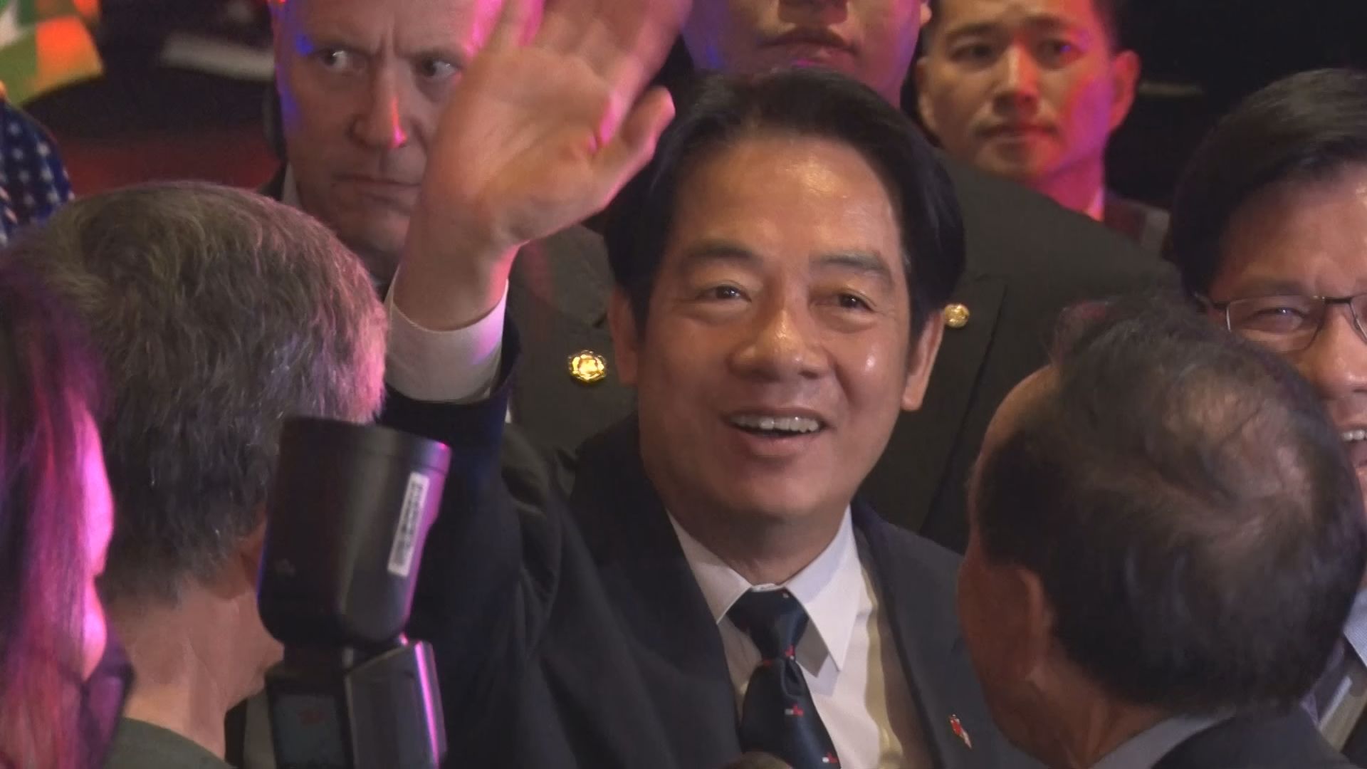 台湾・頼副総統 歓声あがるなか経由地NYに到着 | TBS NEWS DIG