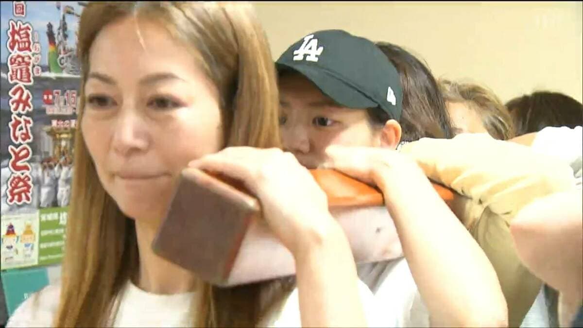 とにかく明るい女性神輿「朱雀連」静々動く男性神輿とは対照的 重さ400キロ楽しく担いで202段の石段駆け上がる 塩釜みなと祭 宮城 | TBS NEWS DIG (2ページ)